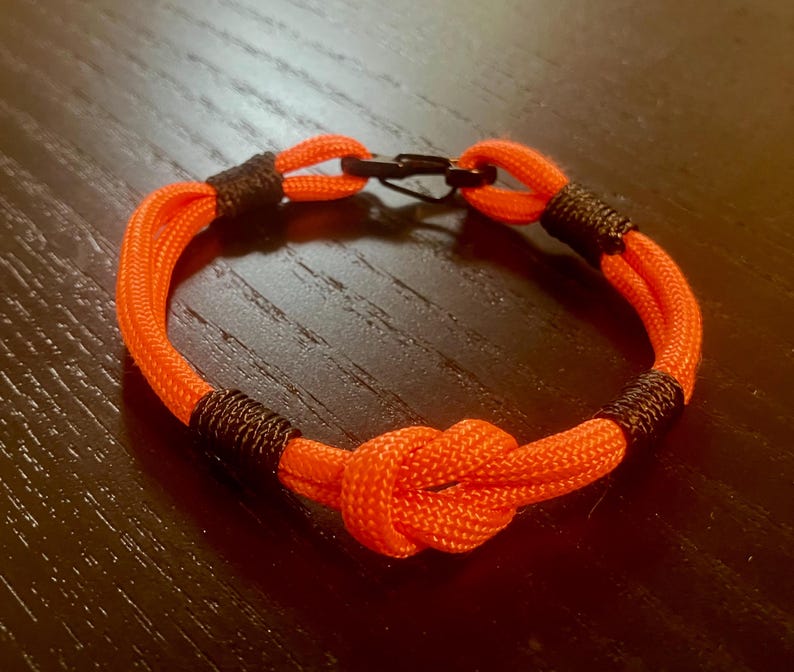 Paracord Survival Bracelet: Outdoor Hiking Knot Wristband - Etsy