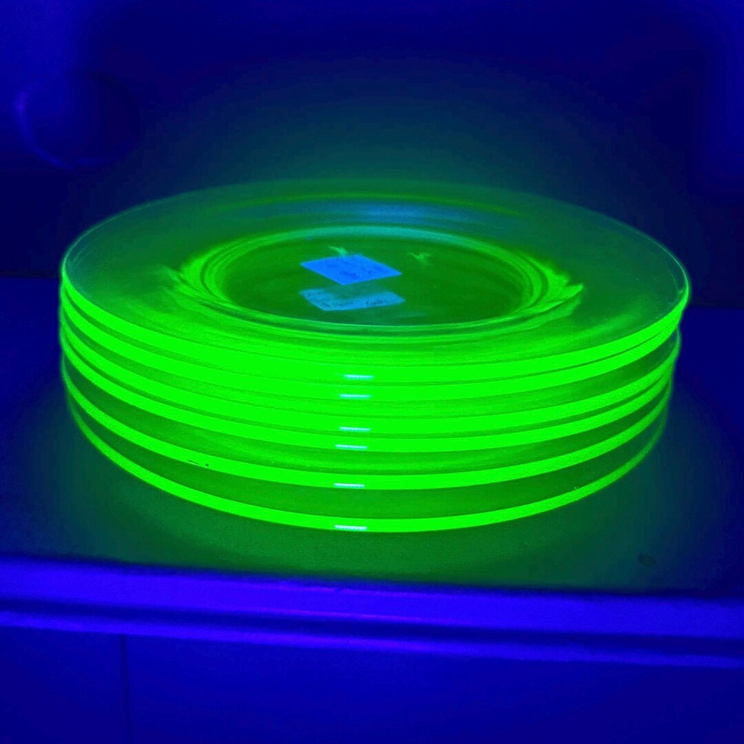 UV Reactive Glass Plates - True Green Color | Set of Six | 7.5” Plates ...