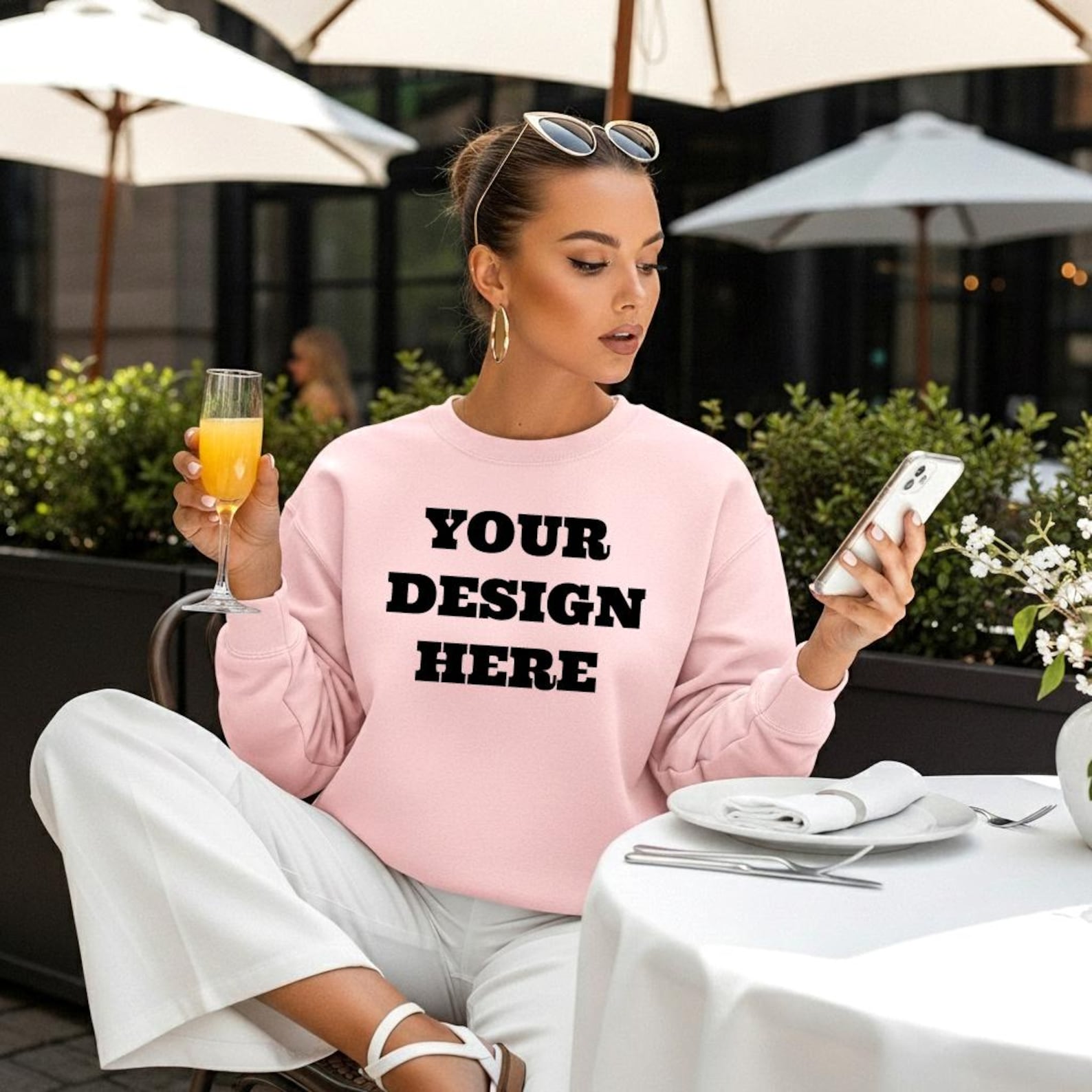 Mockup de moletom rosa claro Gildan 18000 | Modelo para brunch e café ...