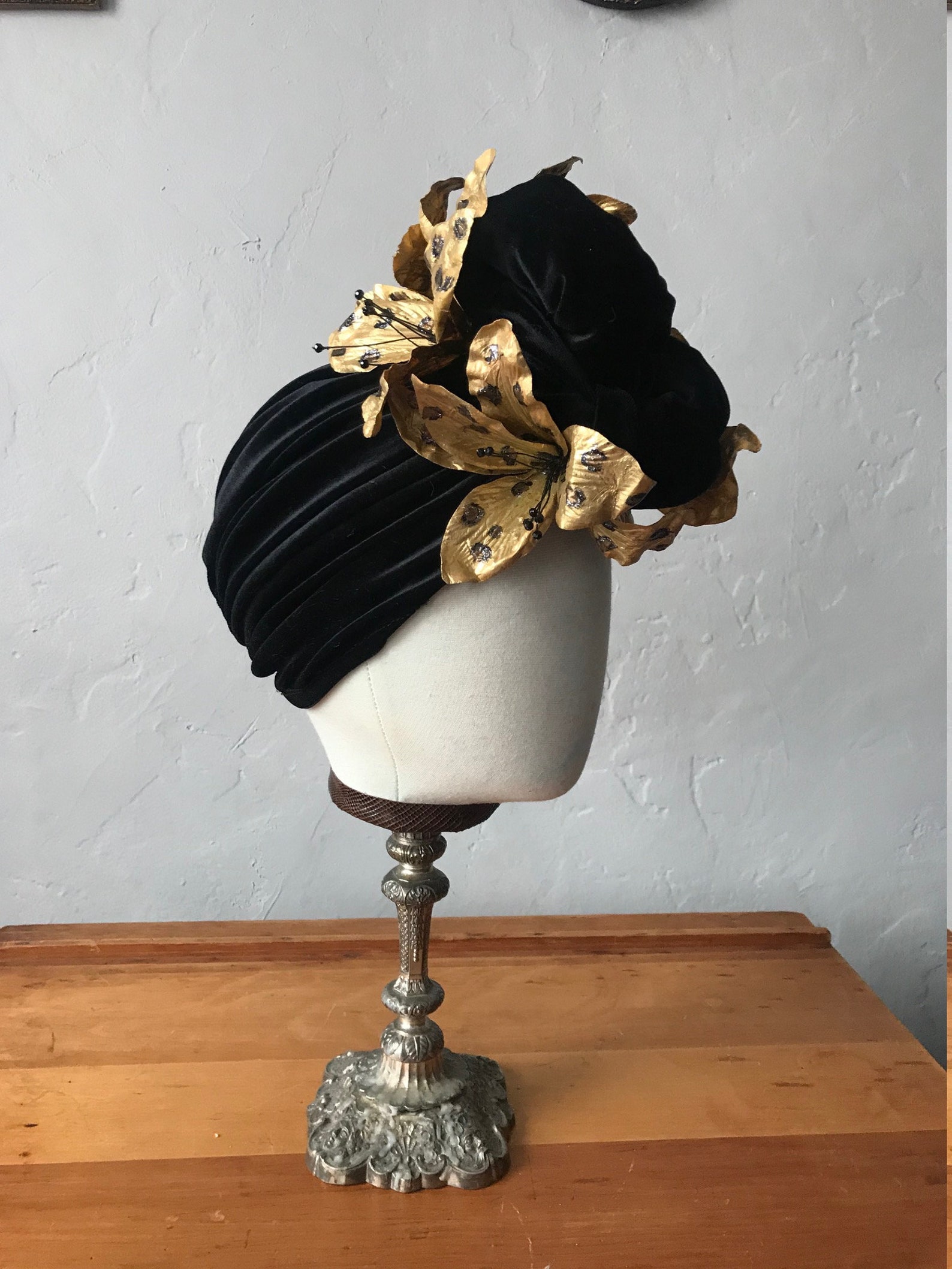 Vintage 1940's Style Black Velvet Turban With Gold Leopard Lilies ...
