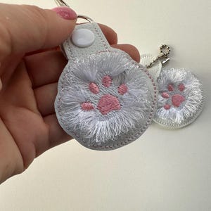 Fringed Cat Kitty Paw Eyelet and Key Fob Snap Tab in the Hoop Machine ...