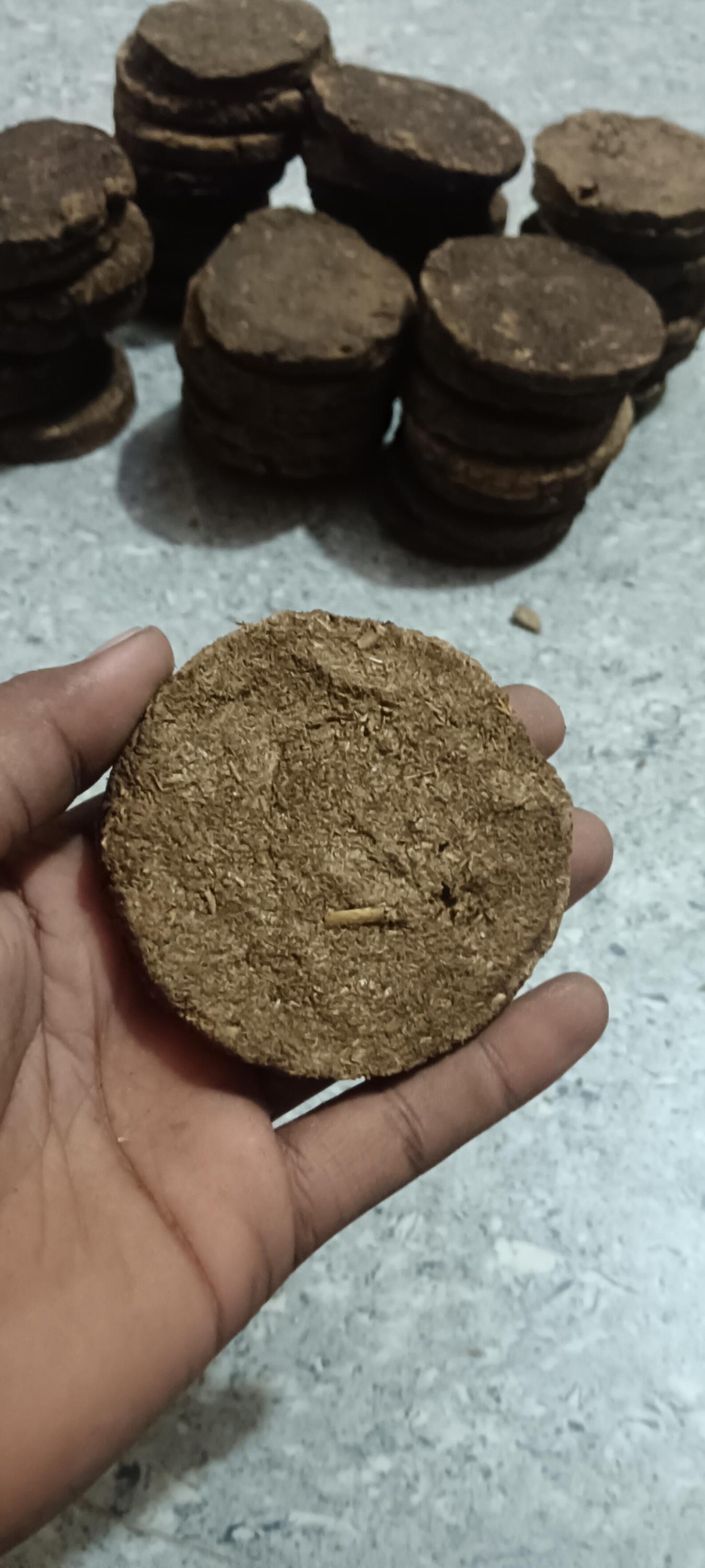 Handmade Cow Dung Cake | Dried Gobar Upala for Havan, Puja Agnihotra ...