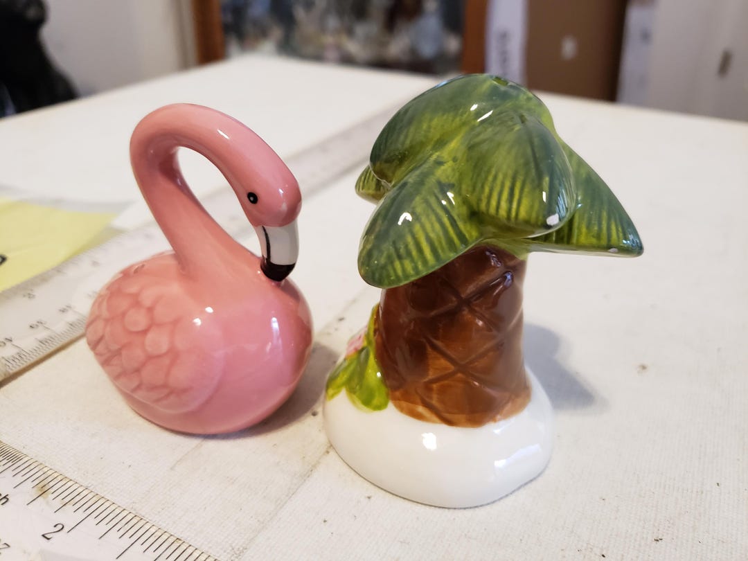 Flamingo and Palm Tree Salt and Pepper Shakers Flea Bite Chip Good ...
