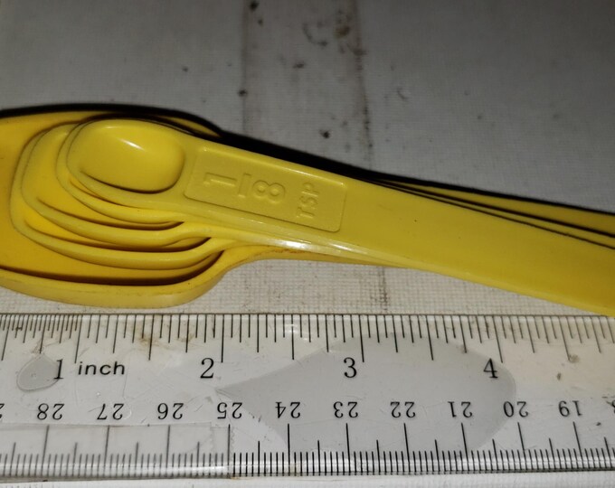 Set of 5 Vintage Yellow Tupperware Measuring Spoons One Damaged ...