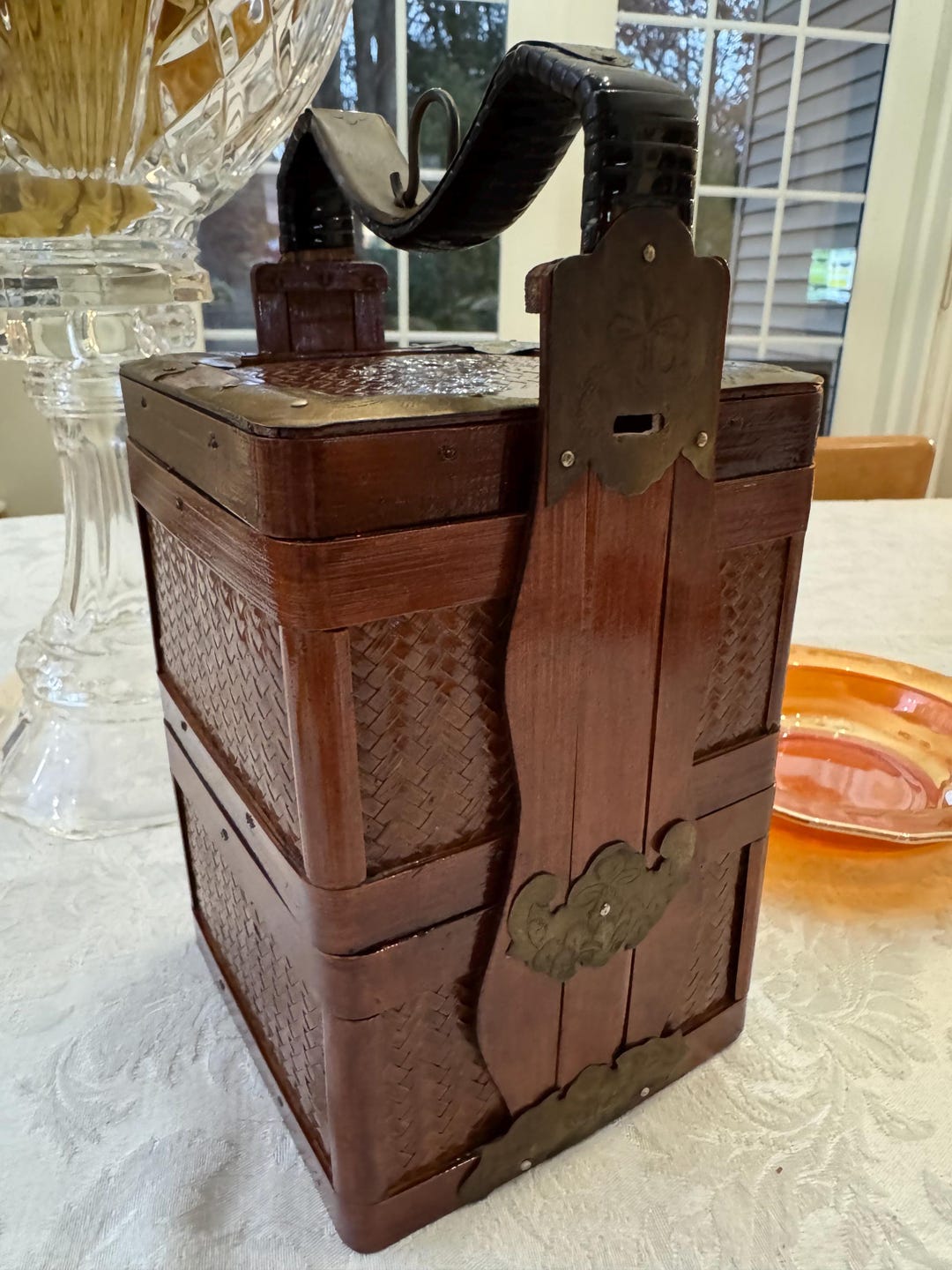 Antieke Chinese bruiloftsmand • Bamboe bruidsschatdoos, messing beslag ...