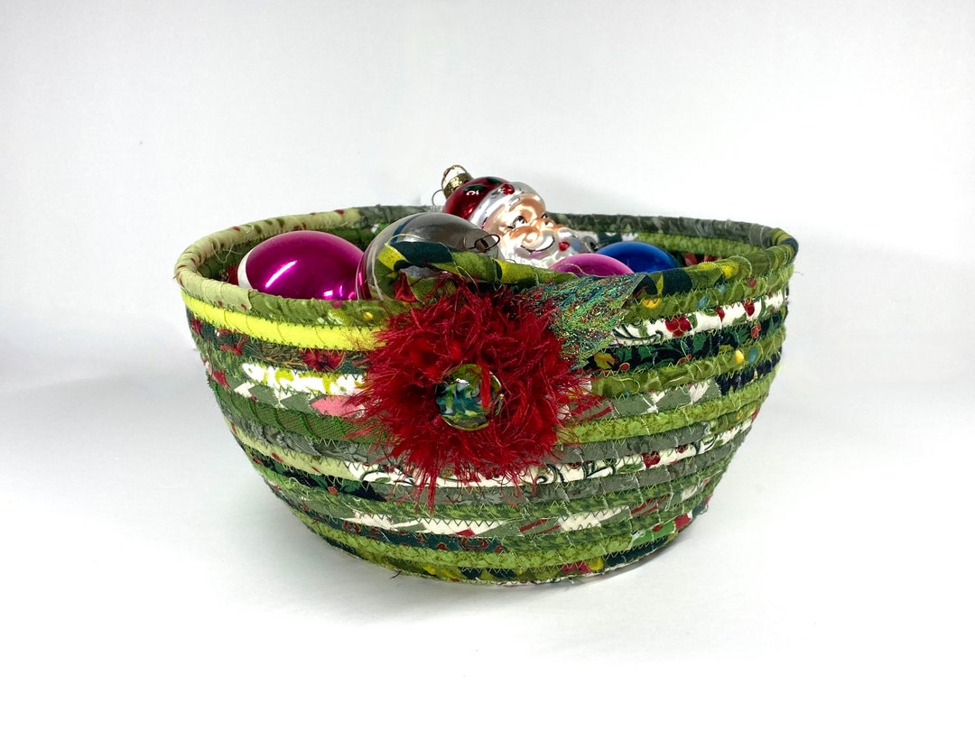 Clothesline Holiday Card Organizer, Green and Red Coiled Rope Christmas ...