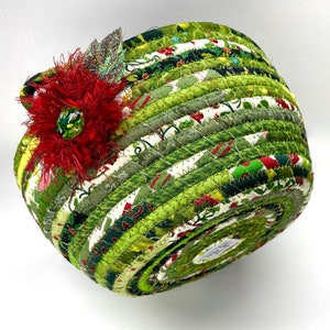 Clothesline Holiday Card Organizer, Green and Red Coiled Rope Christmas ...