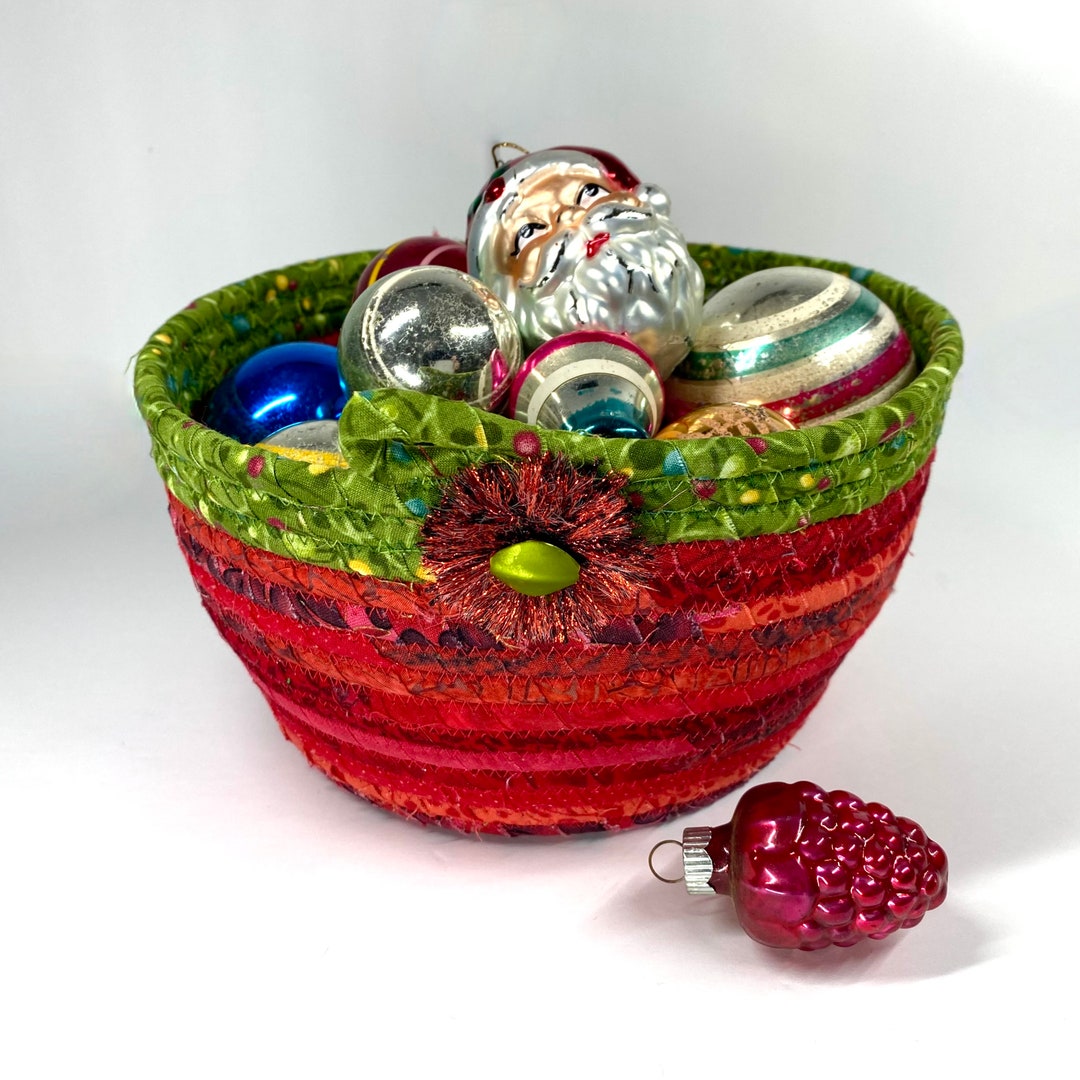 Red Coiled Rope Christmas Card Basket, Clothesline Holiday Organizer ...