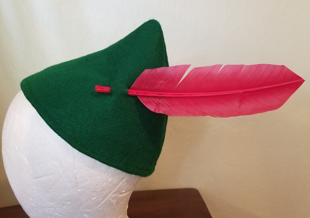 Sombrero de Peter Pan de fieltro verde con una pluma roja para ...