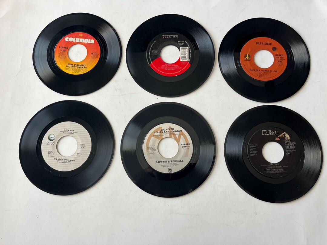 Lote de discos de 45 rpm dos anos 70: Neil Diamond, Elton John, Beach ...