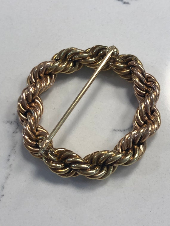 14K Yellow gold circular twisted rope brooch VJSE - Gem