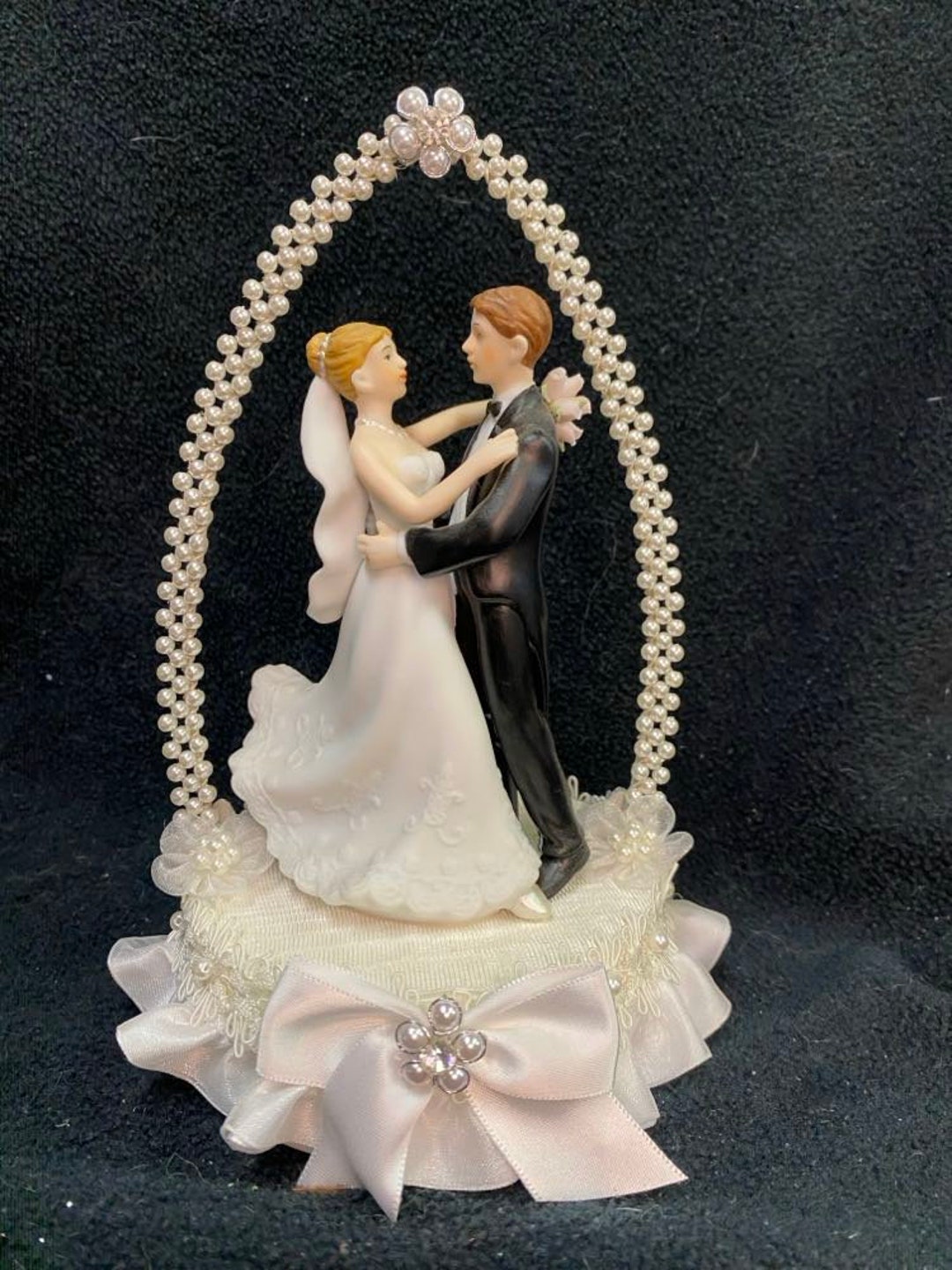 Traditional Magic Romantic First Dance Moment Pearl Arch Wedding Cake ...