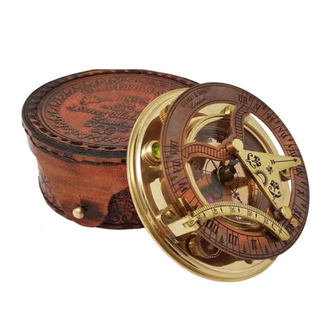 Brújula de latón con reloj de sol y funda de cuero repujado ...