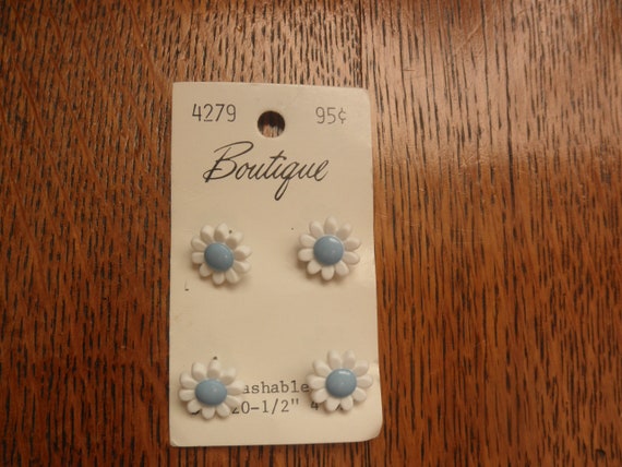 Vintage Plastic Flower Buttons on Original Card Blue and | Etsy