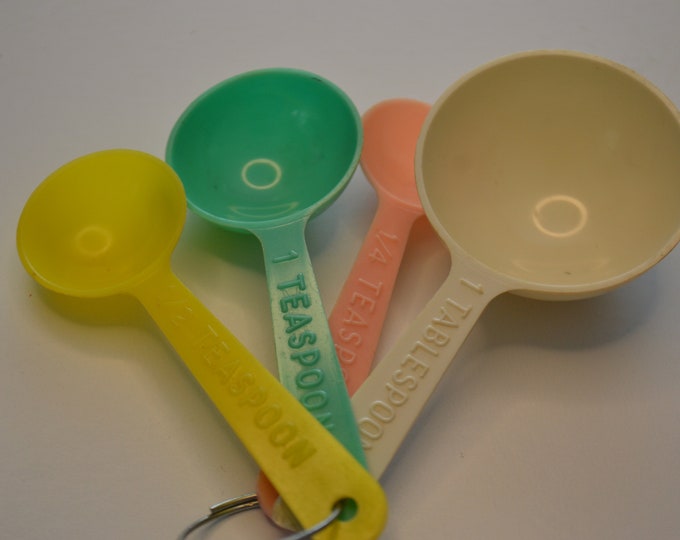 Vintage Assorted Pastel Colored Plastic Kitchen Measuring Spoons Set of ...