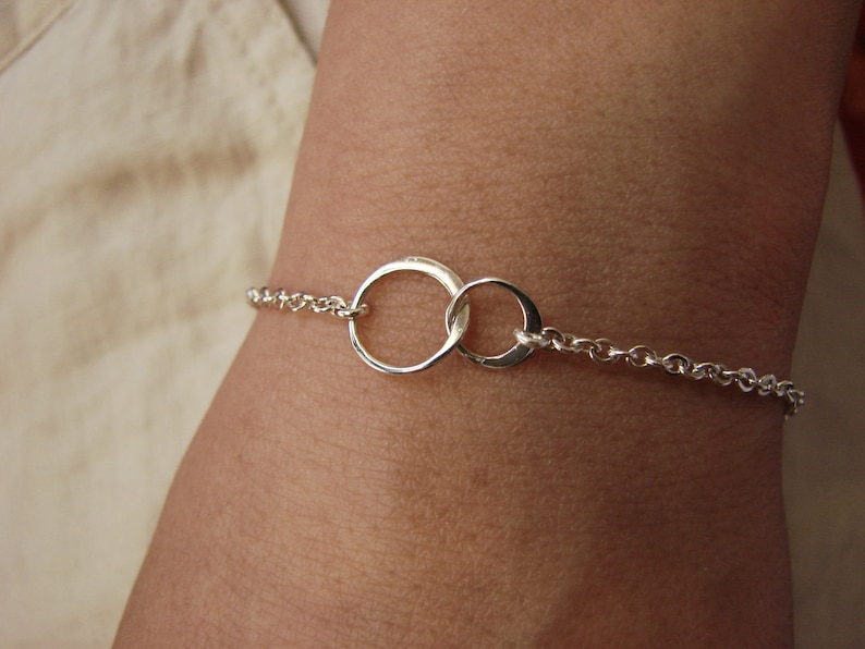 Holiday Gift Bracelet Interlocking Circles Charm Bracelet in - Etsy