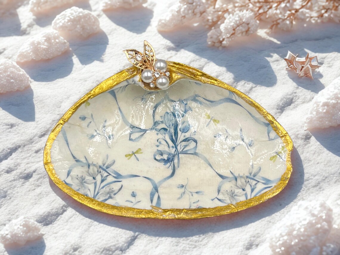 Decoupage Seashell: Bows, Dragonflies and Floral Design. Large Clam ...