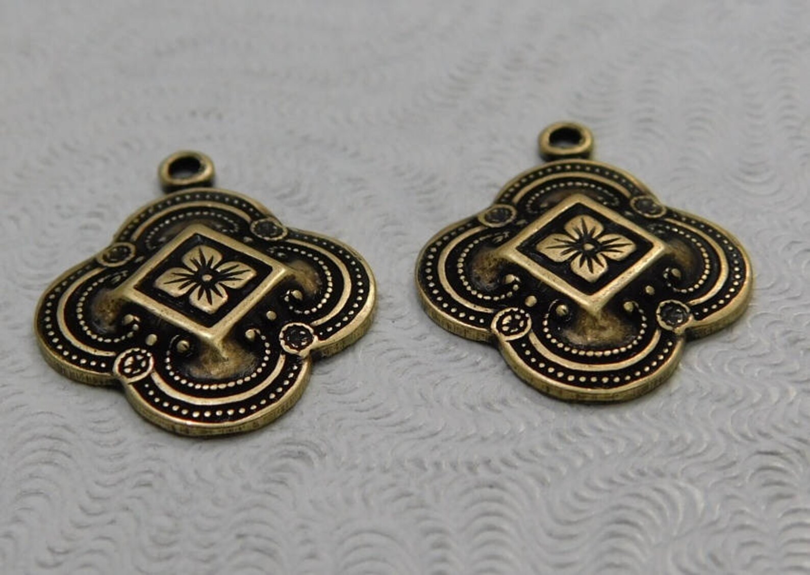 Oxidized Brass Pendant Floral Medallion 2 Pcs 18mm F-A8463-1 - Etsy