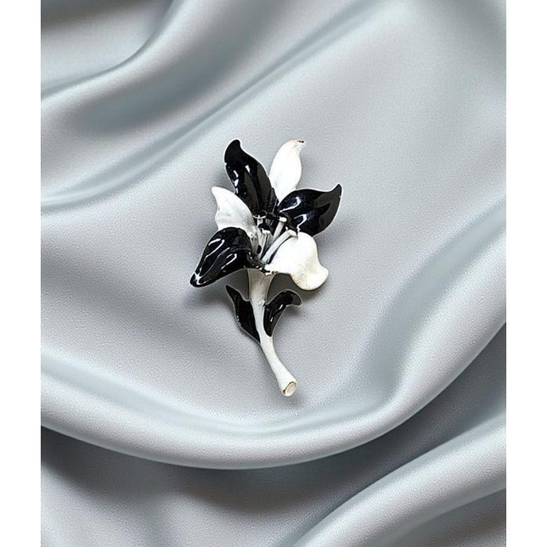 Vintage 1950s Har Hargo Black, White Lily Enamel Gold -tone Floral ...