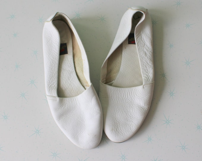 1980s AEROSOLES White Flats Sandals...size 7.5 Womens....hippie. Flats ...