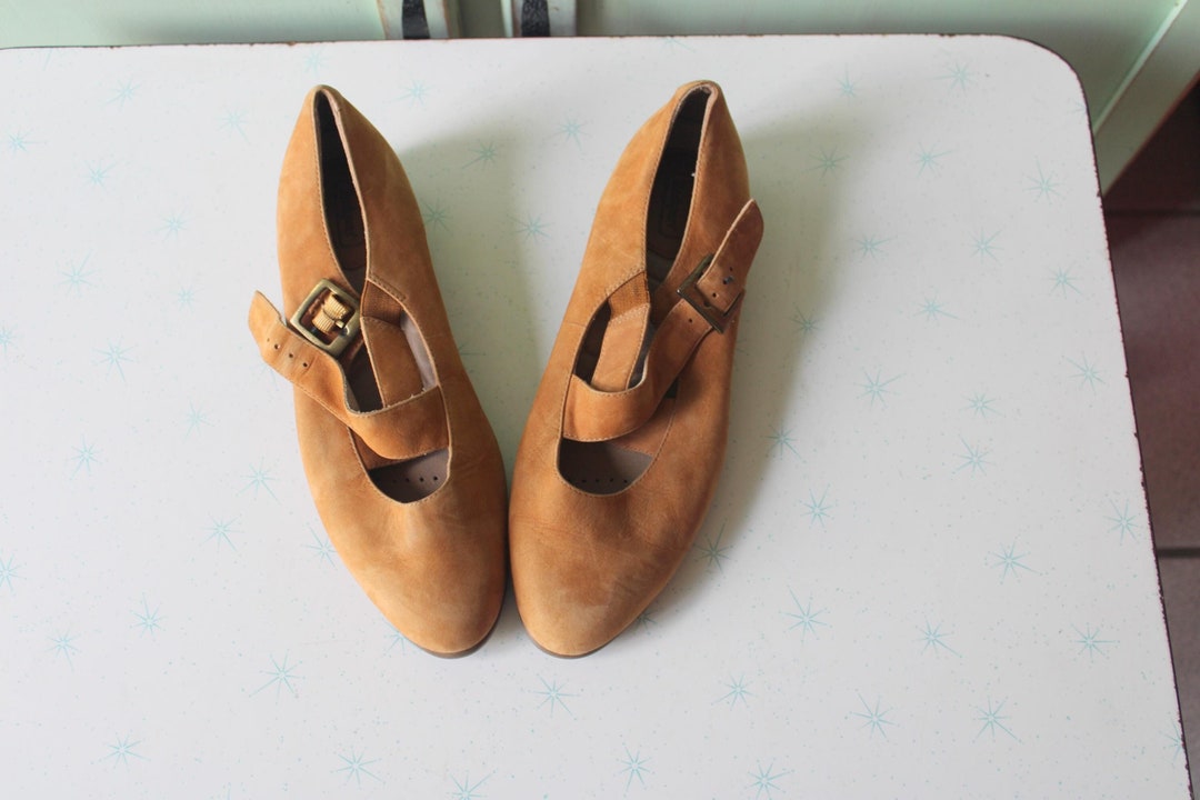 1980s Tan LEATHER Flats...size 7 Womens...shoes. Flats. Librarian ...