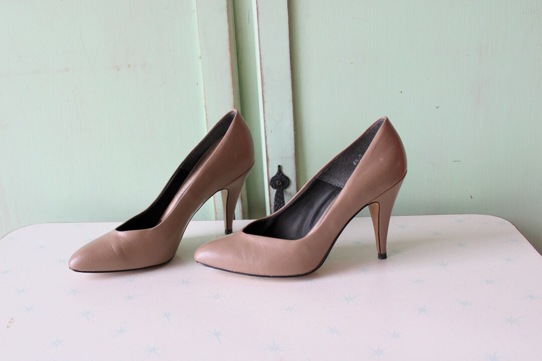 Vintage 1960s Stiletto Tan Connie Heels....size 6.5 Womens....60s Heels ...