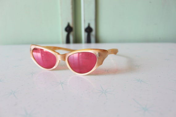 1960s 1970s Vintage Horn Rim Pink Lens Cateye Sunglas… - Gem