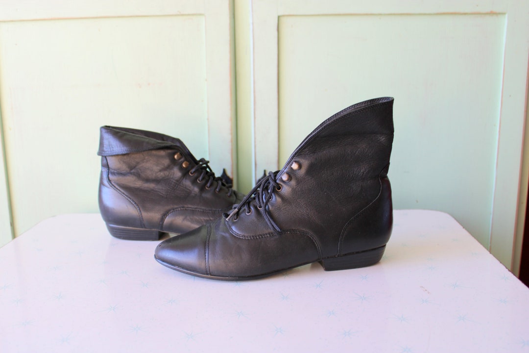 Vintage Leather Cuffed Mod Designer Boots....size 8 Womens...black ...