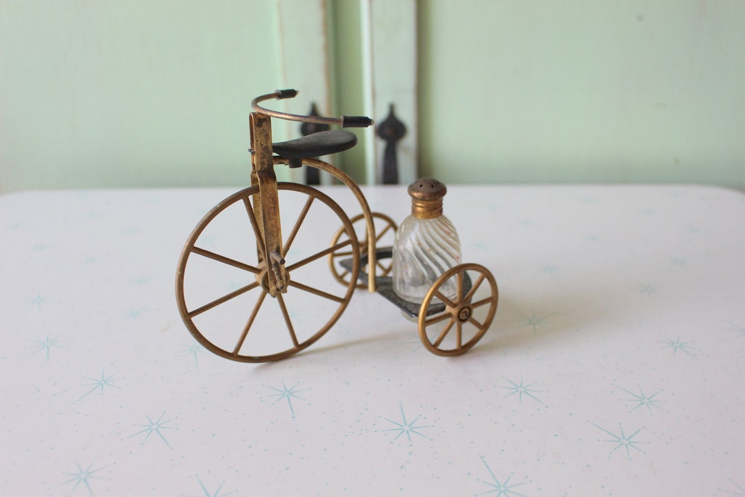 Vintage RETRO Mod Bicycle Salt and Pepper Shakers Set....glassware ...