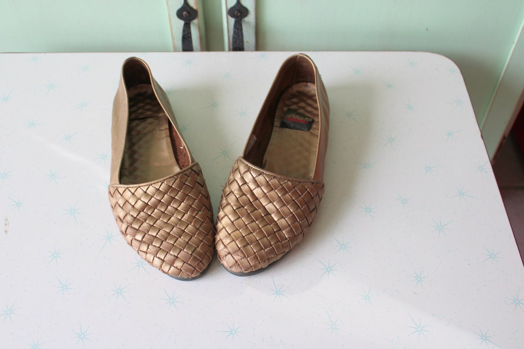 1980s AEROSOLES Bronze Flats Sandals...size 8 Womens....hippie. Flats ...