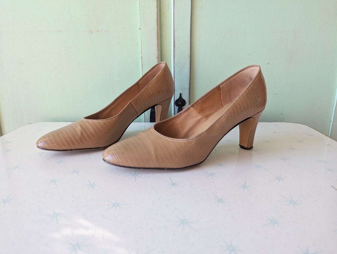 1960s Vintage Life Stride Tan Beige Heels.....size 9 Womens...retro ...