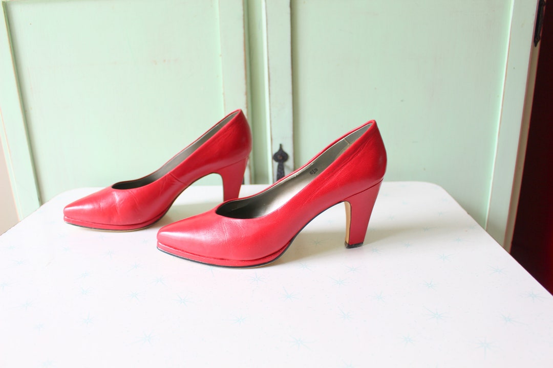 1980s RED LEATHER Heels...size 8.5 Womens....valentine. Jasmin. Bride ...