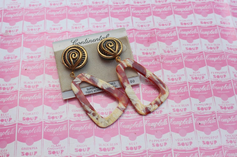 Pendientes AZTEC de la década de 1980.... kitsch. Pendientes glamour ...