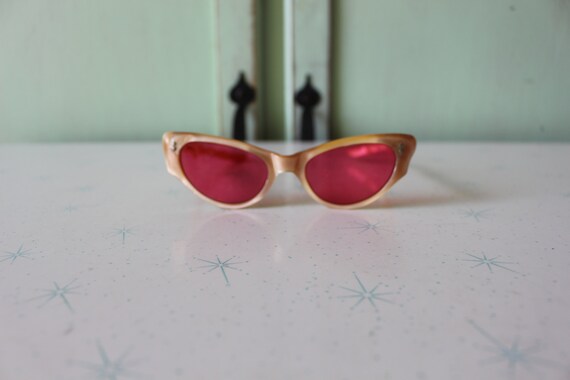1960s 1970s Vintage Horn Rim Pink Lens Cateye Sunglas… - Gem