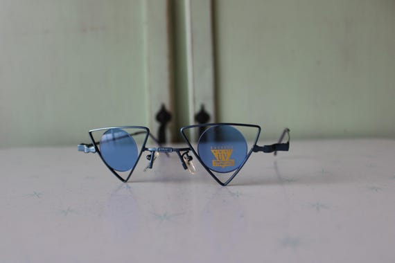 1980s Triangle Blue Round Small Frame Sunnies....spec… - Gem