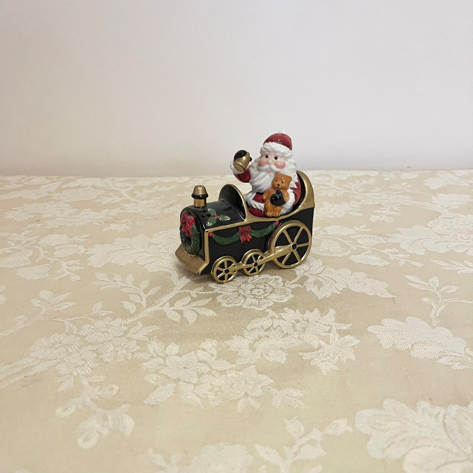 Vintage Cosmos Santa and His Sleigh Salt and Pepper Christmas Table ...