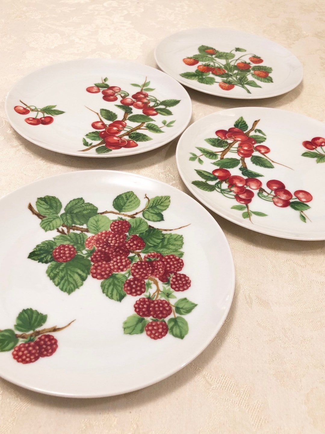 Red Berry Pie Plates Set of 4 Raspberry Strawberry and Two Cherry ...