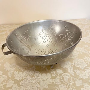 Vintage Metal Colander With Two Handles and Bowl is Footed. Perfect ...
