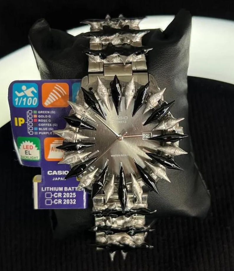 Casio Uhr mit Spikes – Handgefertigte Uhr im Alabaster-Stil des 20 ...