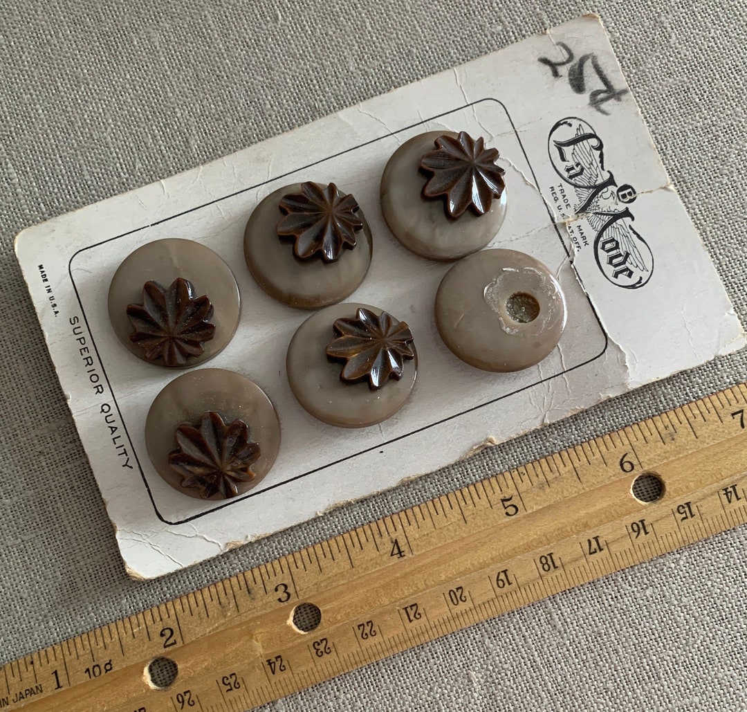 1940s La Mode Button Set of 5 Two Tone Leaf Buttons on Card 1 1/8 ...