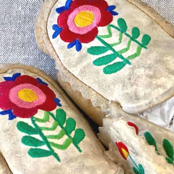 Vintage Cree Hand-Embroidered Floral Suede Moccasins … - Gem