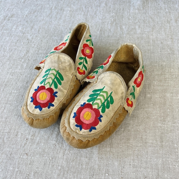 Vintage Cree Hand-Embroidered Floral Suede Moccasins … - Gem