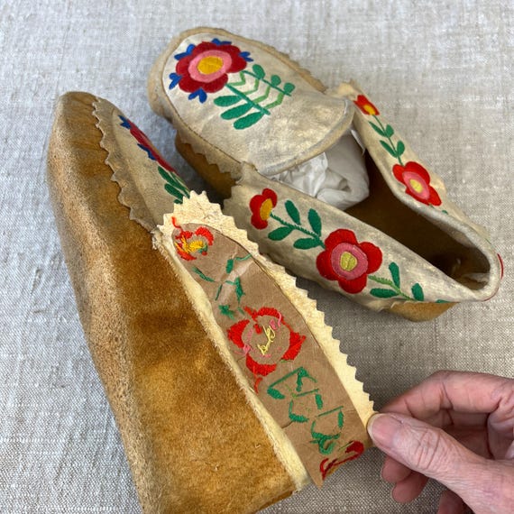 Vintage Cree Hand-Embroidered Floral Suede Moccasins … - Gem