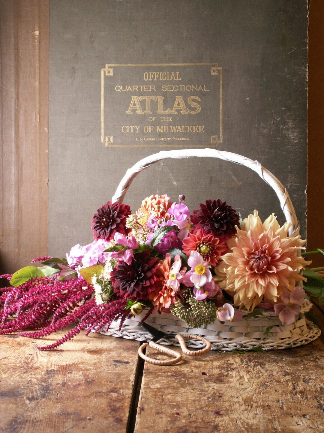 Vintage White Wicker Presentation Basket Garden Gathering Platform ...