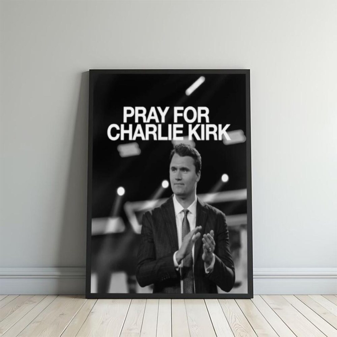 Poster di Charlie Kirk, RIP Charlie Kirk 1993 - 2025 Poster, Pregate ...