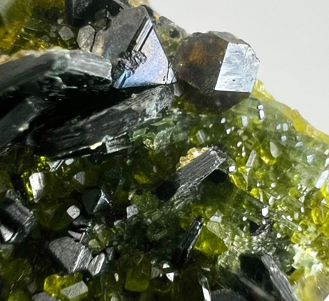 17 Gram Attractive Ultra-rare Magnetite Combined Andradite With Green ...