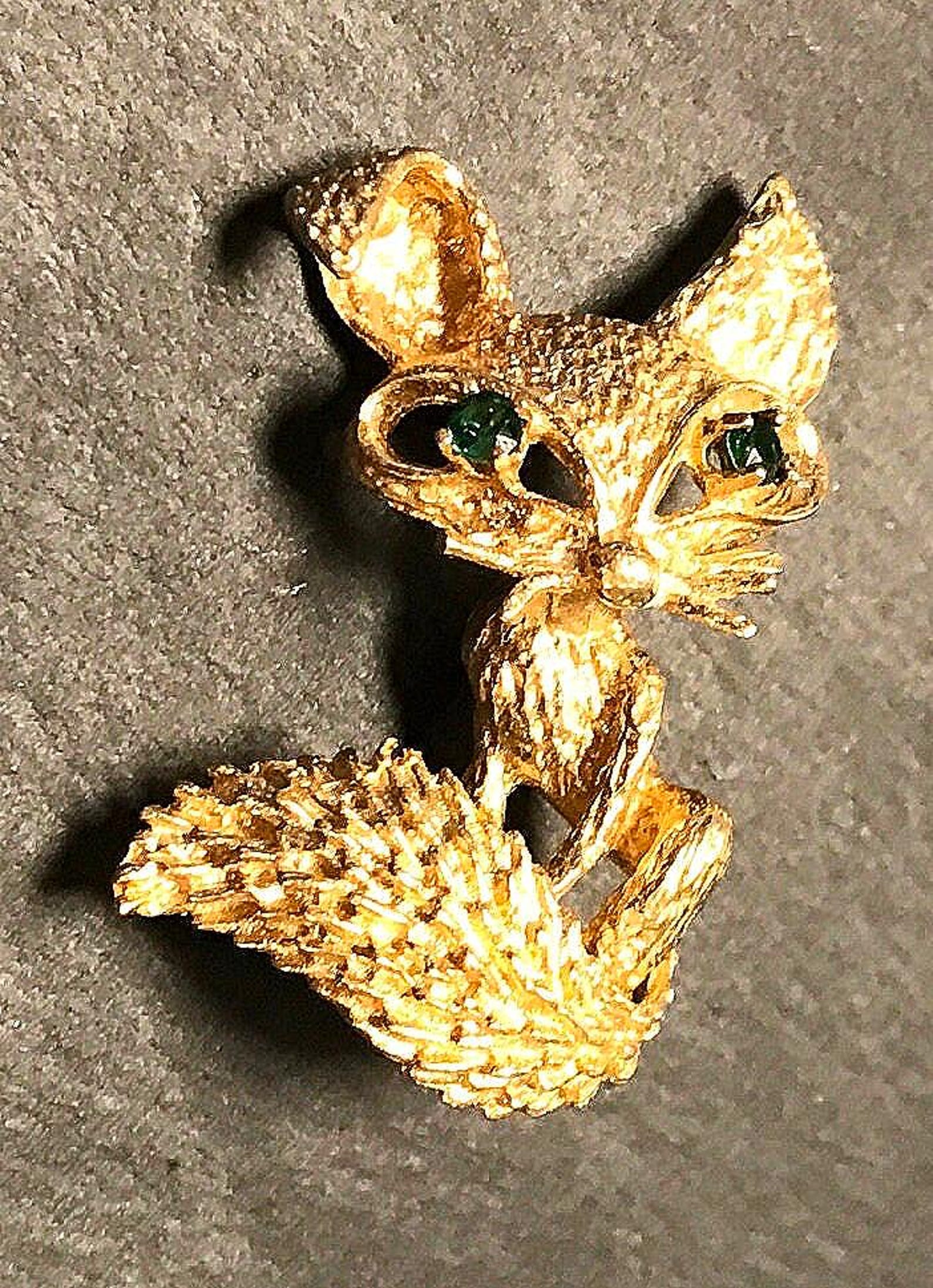 14k Sly Fox With Piercing Emerald Green Eyes -14kt Yellow Gold Brooch ...