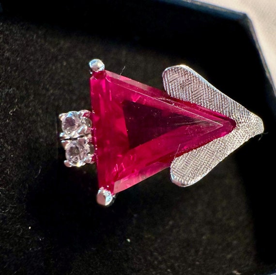 10k ring Modernist ruby red man made gem Triangular s… - Gem
