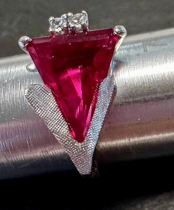 10k ring Modernist ruby red man made gem Triangular s… - Gem