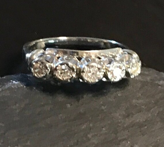 14k white gold 5 diamond- high set vintage ring. Siz… - Gem